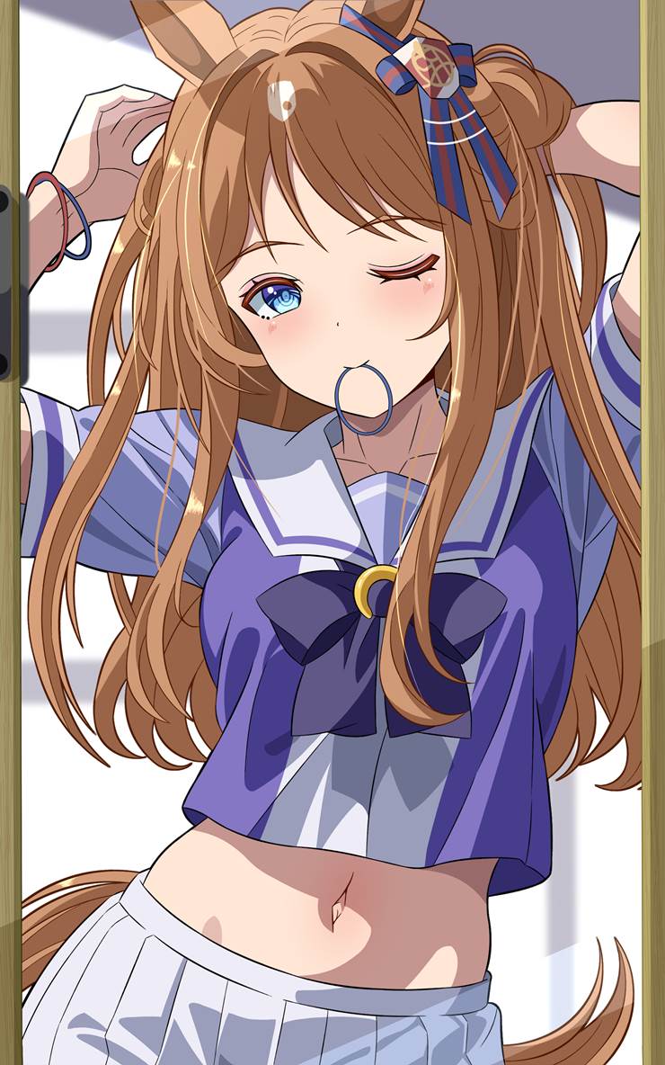 马娘,赛马娘Pretty Derby,Grass Wonder (Uma Musume),hairstyle change,hairdressing,hair tie in mouth,露肚脐 ...