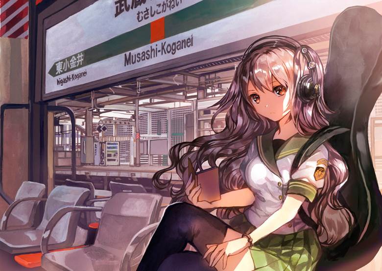 C90受かりましたギターバッグを持つ少女|rioka的火车车站插画图片 | BoBoPic